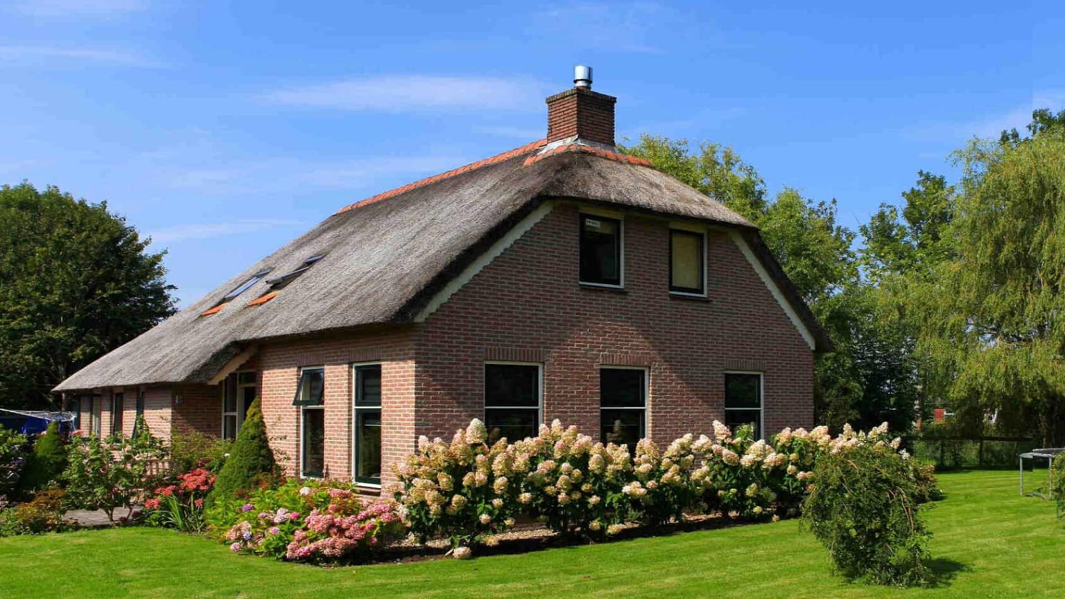 What is a hip roof? | INSTANT ROOFER