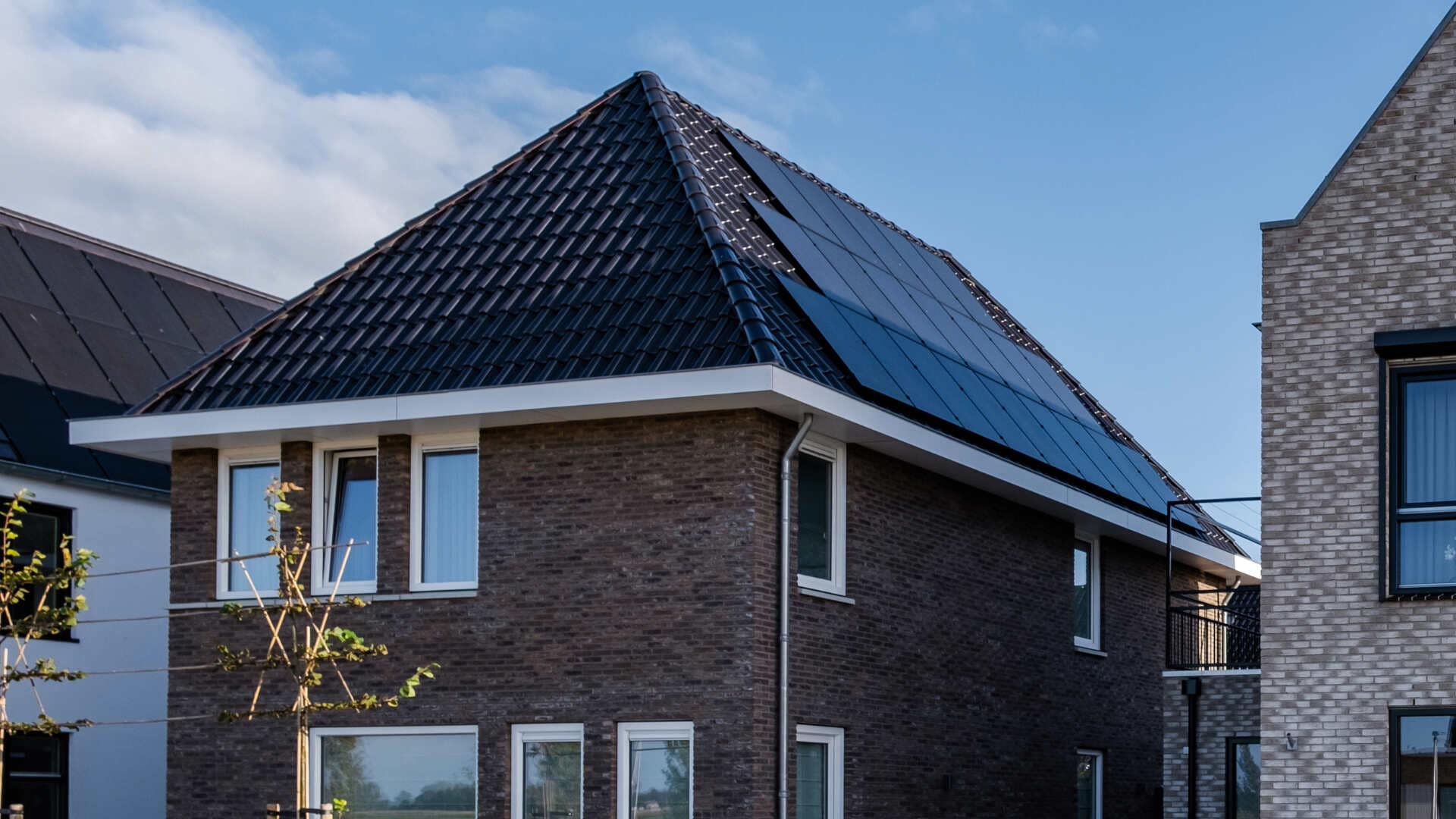 What is a hip roof? | INSTANT ROOFER